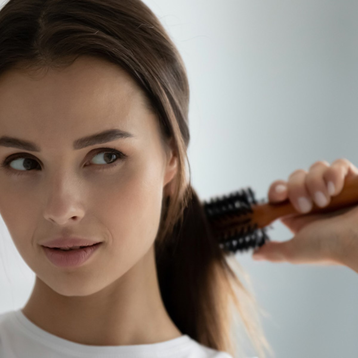 Glossy Hair mit Mittelscheitel ist die Trendfrisur